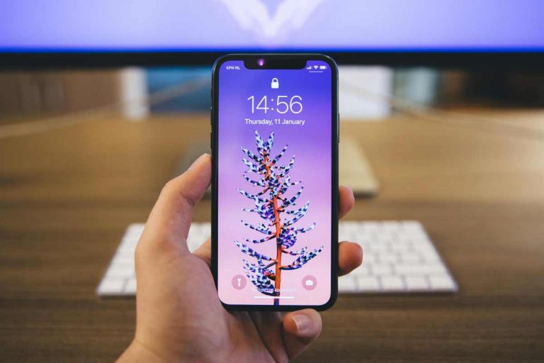 Graffi sullo schermo del cellulare, il trucchetto per nasconderli
